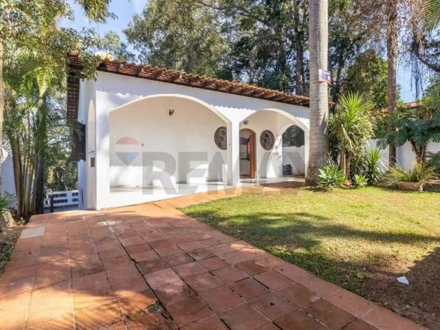 Casa a venda com 2 quartos e edícula em bairro tranquilo e arborizado de Osasco