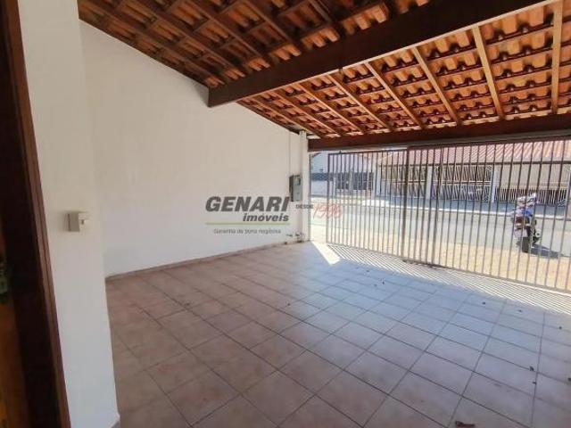 Casa a venda com 2 quartos sendo 1 suíte e 2 vagas de garagem cobertas