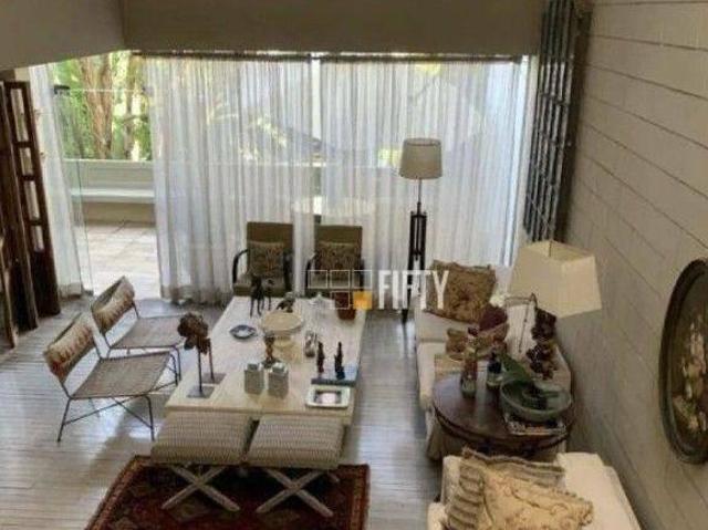 Casa à venda com 340m², 3 suítes, piscina e 3 vagas no Campo Belo SP