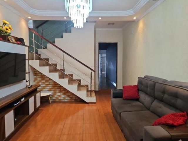 Casa à Venda com 342 m² de Construção, 3 Suítes e Garagem para 4 Carros