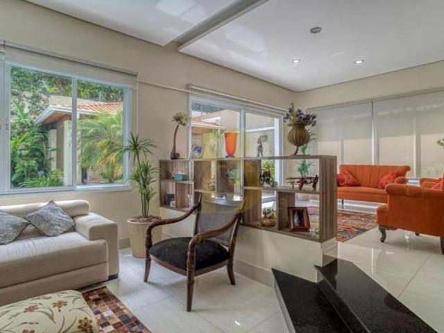 Casa à venda com 370m², 3 Suítes, 6 vagas de garagem, reformada Alto da Boa Vista