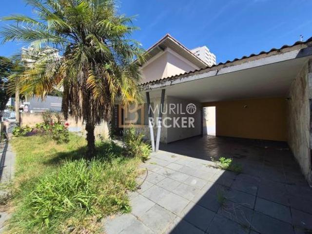 Casa à Venda com 300 m² de terreno no Bairro Vila Adyana