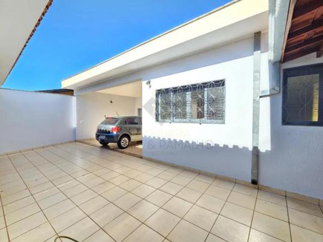 Casa à venda com 302,25m² de área construída, 04 quartos e área de churrasco no bairro Jardim Zara