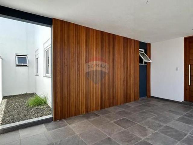 Casa a venda com 3 dormitórios, 3 banheiros e 2 vagas de garagem cobertas no bairro Igara em Canoas!