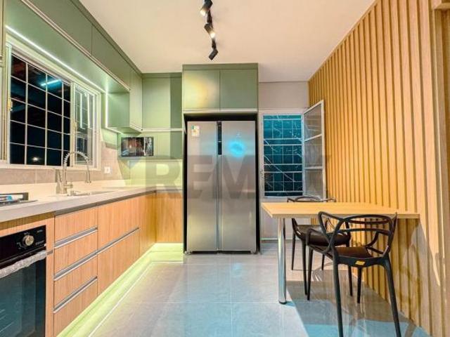 Casa a Venda com 3 Dormitorios completa de planejados Maria Celina em Londrina PR