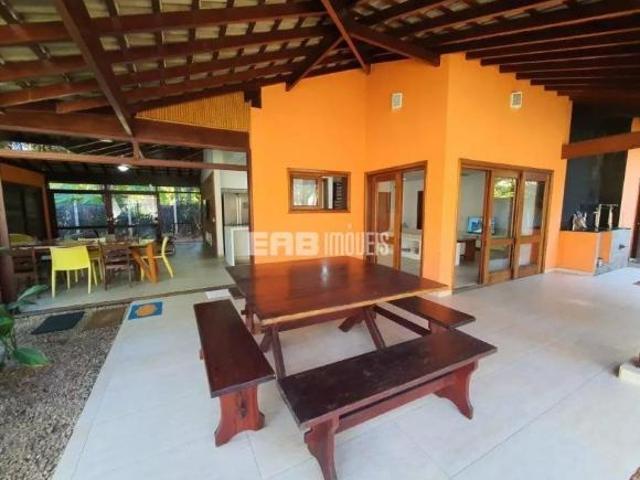 Casa à venda com 3 dormitórios, a apenas 50m da praia