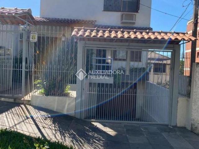 Casa à venda com 3 dormitórios a pouco metros da Protásio Alves