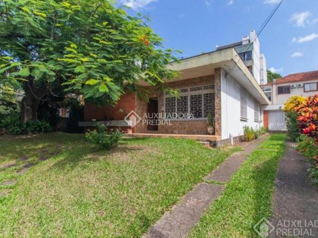Casa à venda com 3 dormitórios e 250m² próximo ao Hospital Mãe de Deus