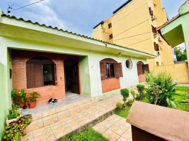 Casa a venda com 3 dormitórios e 3 banheiros no Bairro Medianeira em Santa Maria