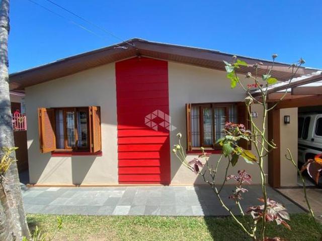 Casa a venda com 3 dormitórios e pátio amplo no arroio grande!