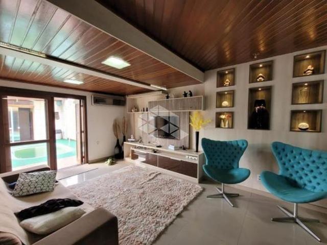 Casa a venda com 3 dormitórios sendo1 suíte master, com Piscina