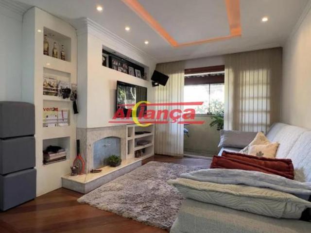 Casa à venda com 3 dormitórios, sendo 1 suíte e 4 vagas 250m² | Pq. Continental I Guarulhos