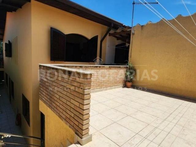 Casa à Venda com 3 Dormitórios Suítes e 3 Vagas de Garagem em Jardim dos Lagos