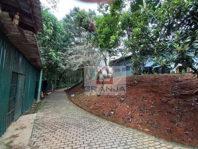 Casa à venda com 3 dormitórios, piscina, churrasqueira e vista para área verde em rua sem saída