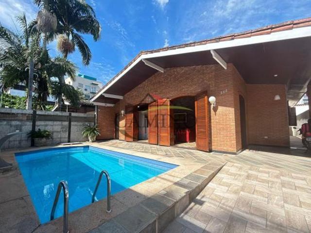 Casa à venda com 3 dormitórios, piscina e 2 vagas – Enseada, Guarujá/SP