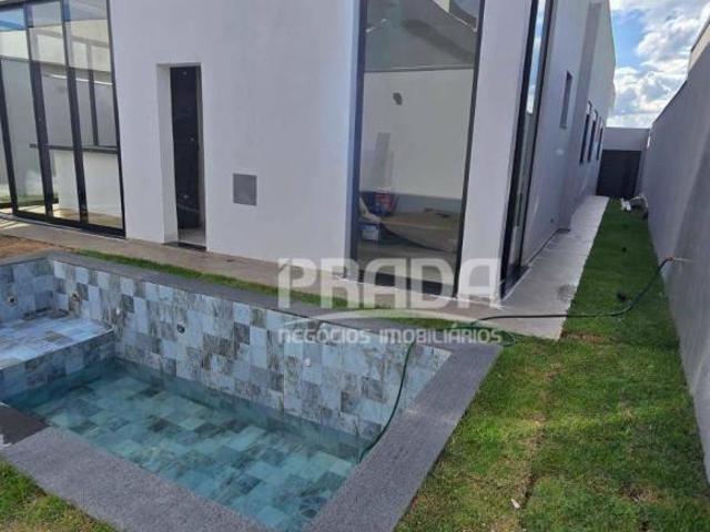 Casa à venda com 3 suítes no Condomínio Tamboré Uberlândia / MG