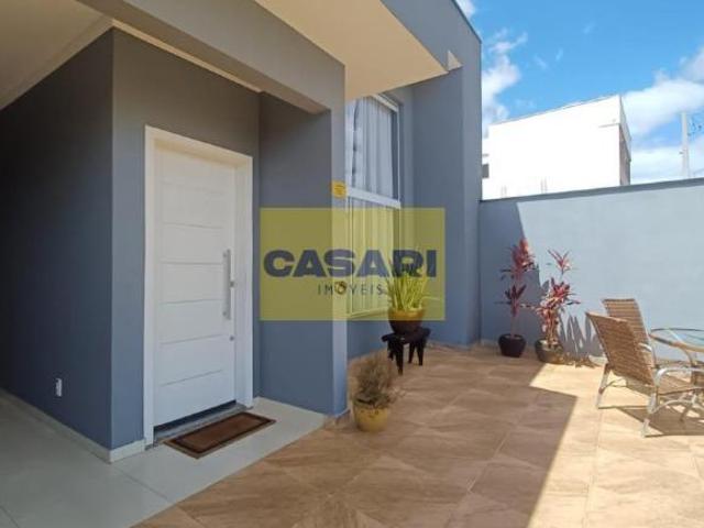 Casa á venda com 3 suítes, cozinha completa e amplo espaço no quintal em Boituva/SP