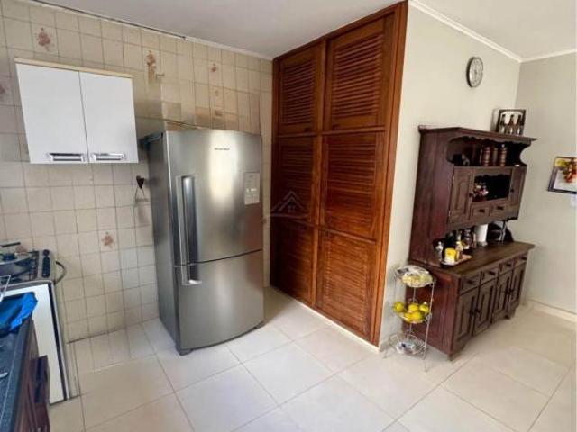 Casa à venda com 3 suítes e 4 banheiros