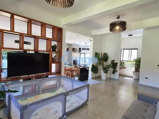 Casa à venda com 3 suítes e amplo quintal no bairro Santos Reis em Piracaia/SP