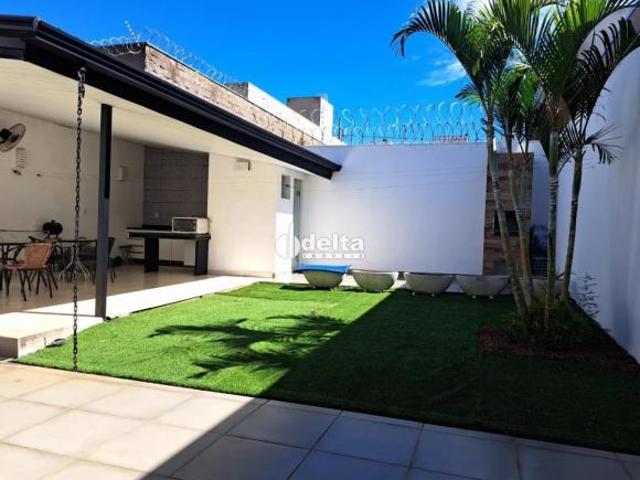 Casa à Venda com 3 Suítes, Energia Fotovoltaica e Área Gourmet no Bairro Vigilato Pereira