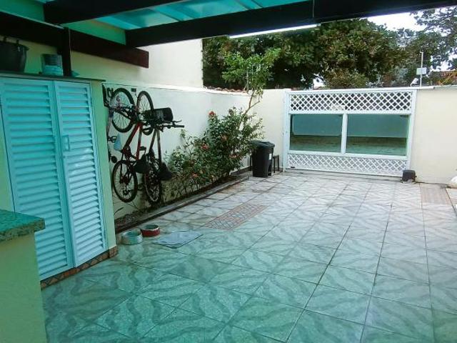 Casa a venda com 3 suítes, piscina a 100 metros do mar de Peruíbe