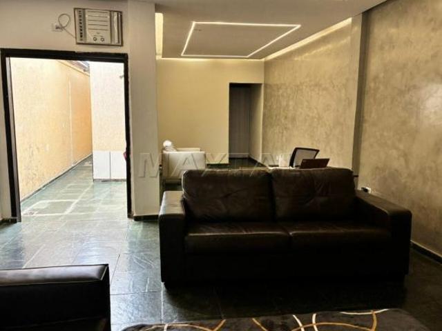 Casa à venda com 3 suites, vaga de garagem próxima ao centro comercial e metrô