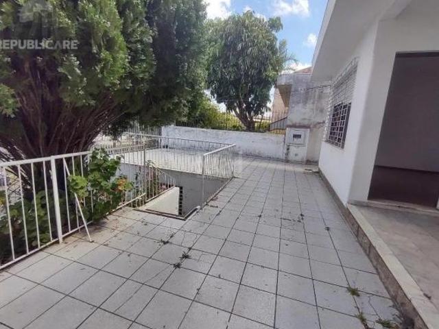 Casa à venda com 3 quartos, 1 vaga e pátio Bairro Medianeira