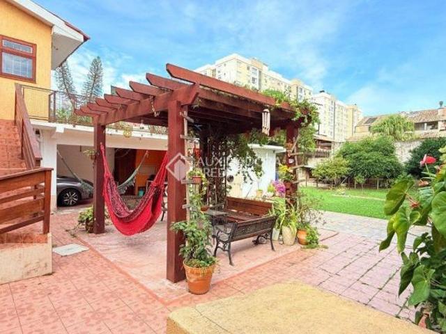 Casa à venda com 3 quartos 318 m²