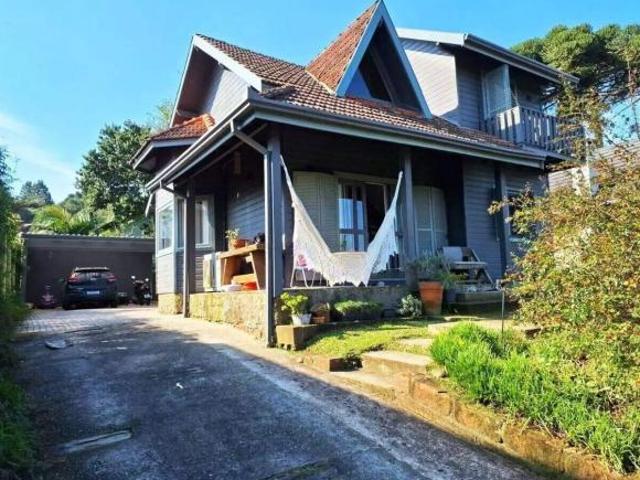 CASA À VENDA COM 3 QUARTOS TERRENO AMPLO