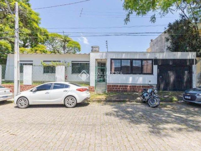 CASA À VENDA COM 3 QUARTOS E GARAGEM COBERTA DOIS CARROS