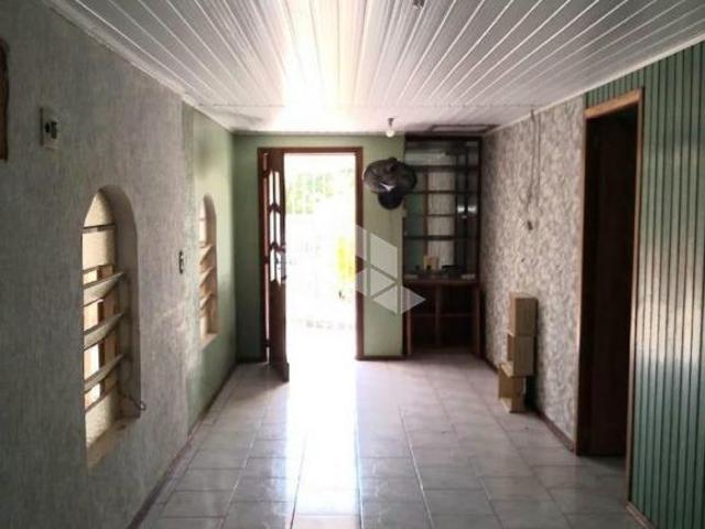 Casa a venda com 3 quartos e kit Net nos fundos
