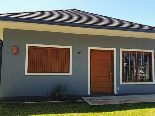 CASA À VENDA COM 3 QUARTOS E PÁTIO CERCADO