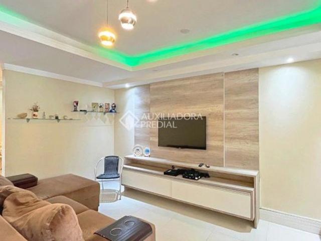 Casa a venda com 3 quartos e 166m², no bairro Guarujá