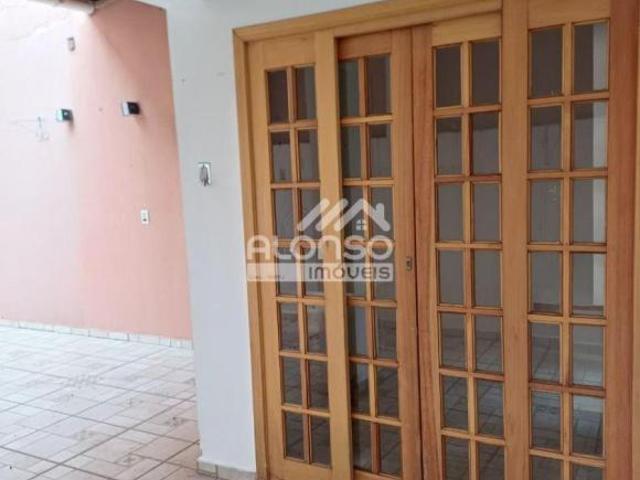 Casa à venda com 3 quartos e 2 vagas!