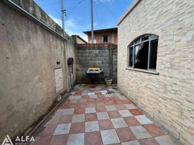 Casa à venda, com 3 quartos e 3 vagas de garagem