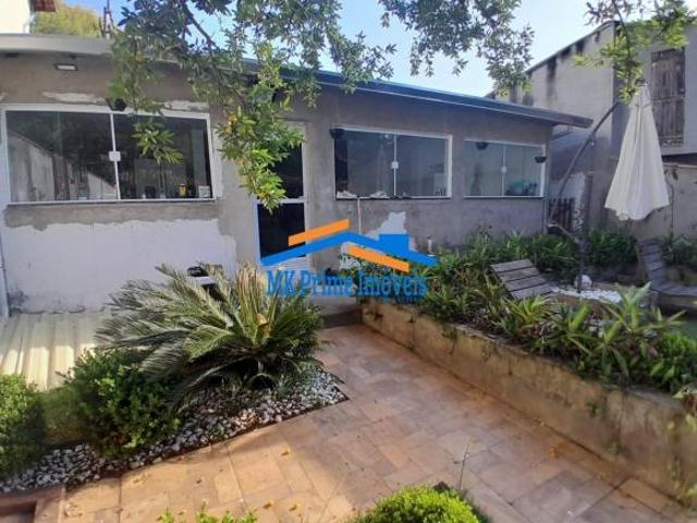 Casa a venda com 3 quartos e 4 vagas de vagas de garagem
