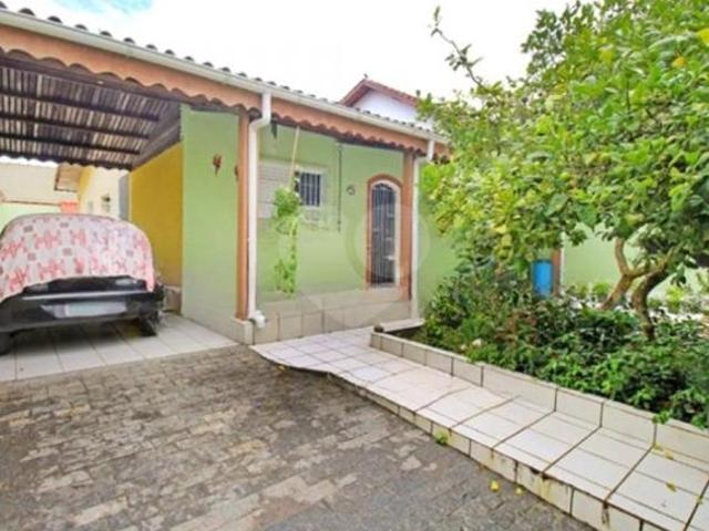 Casa á venda com 3 quartos e 5 vagas próximo a Praia