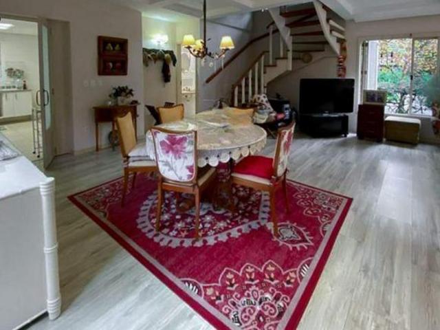 CASA À VENDA COM 3 QUARTOS EM TERRENO DE ESQUINA