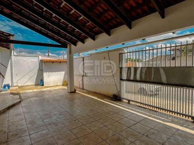 Casa á Venda com 3 quartos no bairro Santa Cruz
