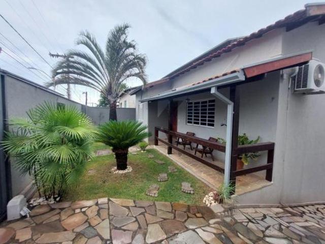 Casa a venda com 3 quartos planejados, área gourmet, piscina C. Santa Bárbara