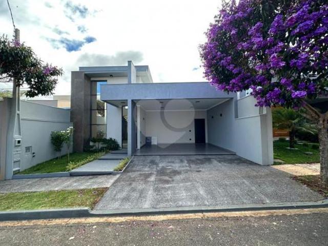 Casa à venda com 3 quartos, sendo 1 suíte, no condomínio Faixa Azul, São Carlos