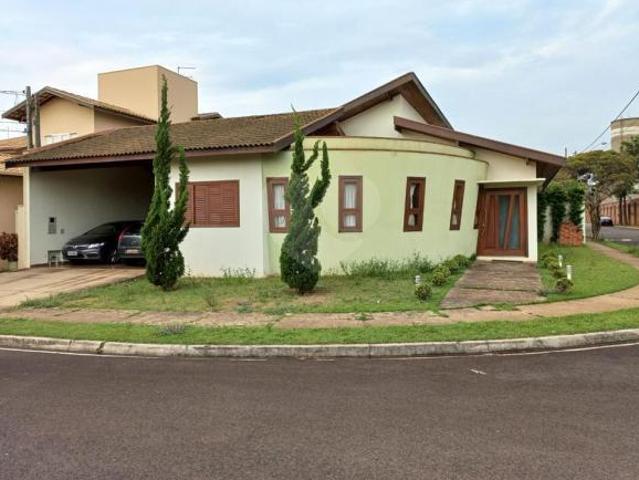 Casa à venda com 3 quartos, sendo 1 suíte, no condomínio Montreal, São Carlos