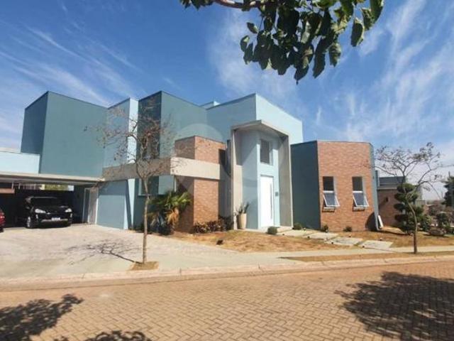 Casa à venda com 3 quartos, sendo 1 suíte, no condomínio Reserva Aquarela, São Carlos
