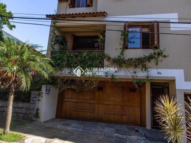 CASA À VENDA COM 3 QUARTOS, SENDO 1 SUÍTE COM 4 VAGAS DE GARAGEM
