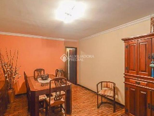 Casa à venda com 3 quartos, sendo 1 suíte, e 3 banheiros no total