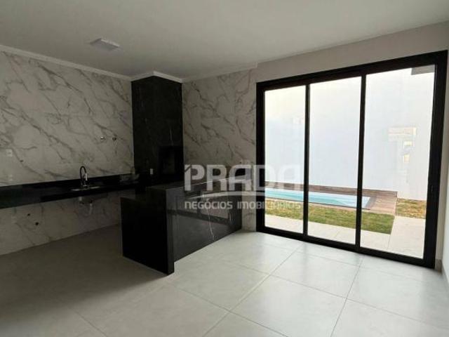 Casa à venda com 3 quartos sendo 1 suíte e 2 semi suítes Novo Mundo Uberlândia/MG