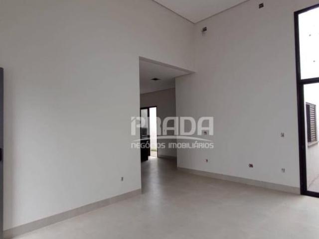 Casa à venda com 3 quartos, sendo 1 suíte e 2 semi suítes Portal do Vale Uberlândia/MG