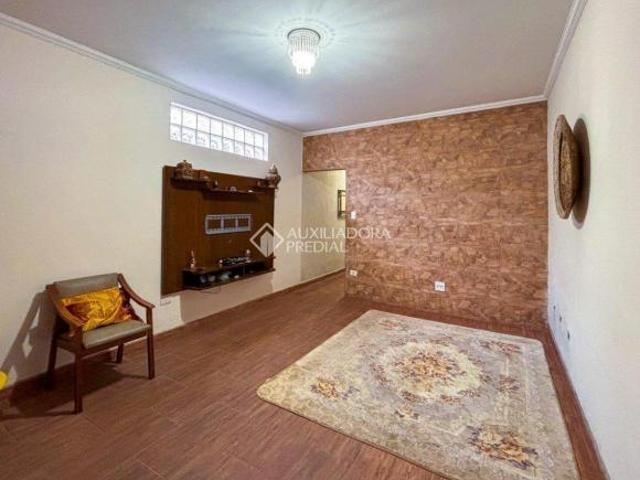 Casa à venda com 3 quartos, sendo 1 suíte, e 4 banheiros no total