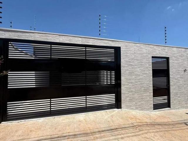 Casa à venda com 3 quartos sendo 1 suíte e com piscina