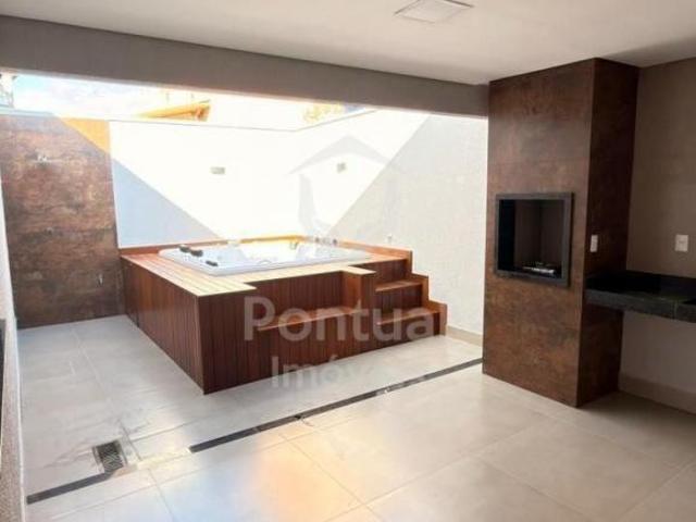 Casa a venda, com 3 quartos sendo 2 suites, bairro Jardim Patricia em Uberlandia